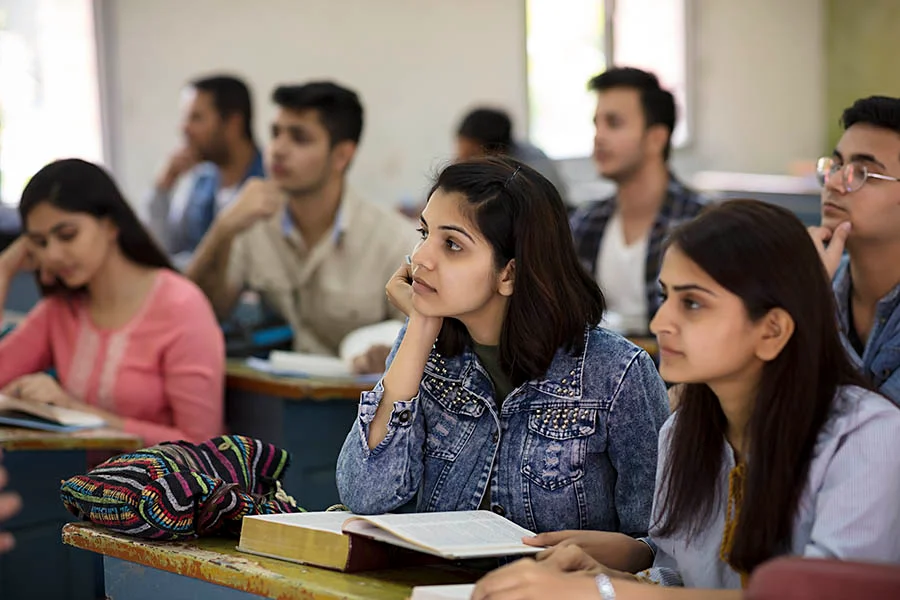 What are the Differences Between BBA (Honours) and BBA | The Tutor Plus